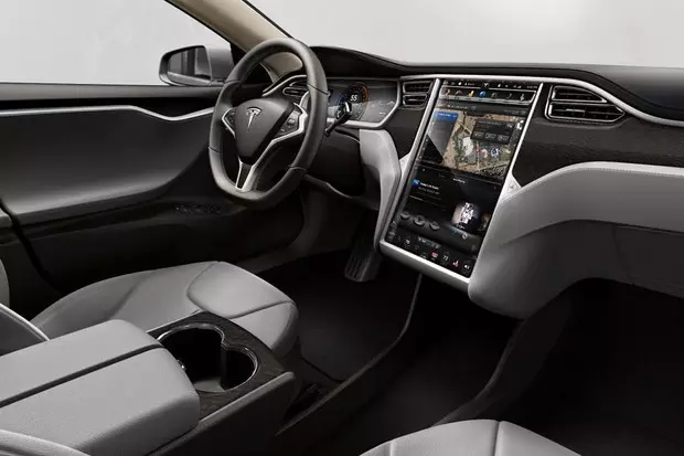 Foto №2 - Tesla meningkatkan dinamika mobil mereka melalui jaringan