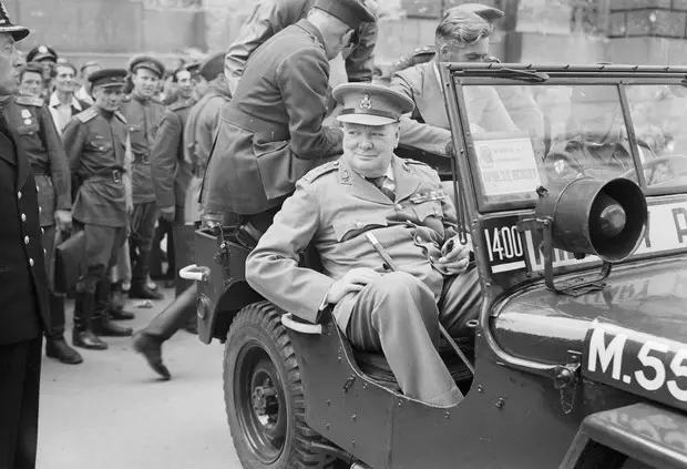 Churchill, selvfølgelig visste det at hans legitime sted i ryggen. Men hvem vil bestille ham for å forene, hvis han er Churchill?!