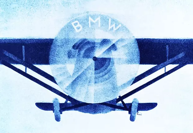 Kungani umlingisi we-BMW engeyona i-propeller 82388_3