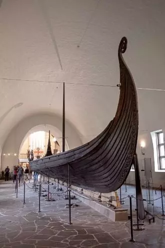 Foto numero 2 - In Norvegia, per la prima volta in cento anni, la nave millenaria dei vichinghi sarà sollevata da sotto terra