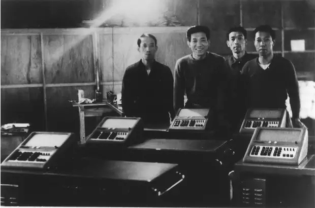 Gambar №1 - Kisah Satu Foto: Pereka Brothers Casio dengan kalkulator pertama, 1957