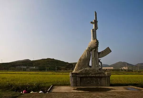 Monument rau AK-47 hauv DPRK