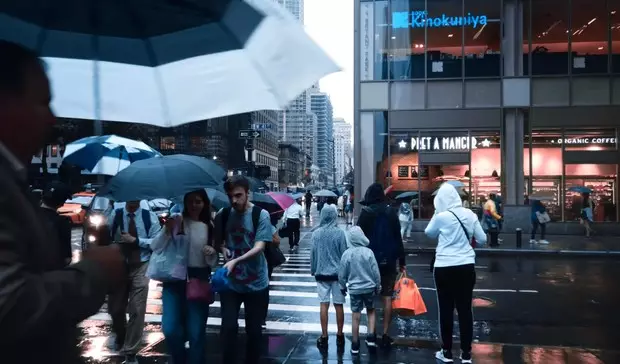 Foto №1 - Canal de YouTube calmant, on es pot caminar per les ciutats del món sota la pluja