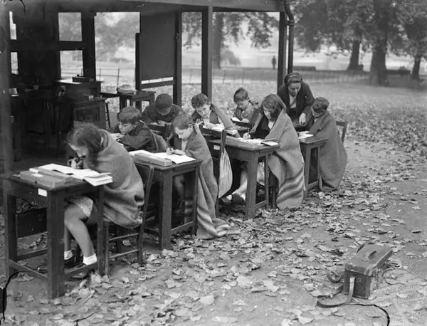 Por que fronte á Segunda Guerra Mundial moitos nenos estudaban no bosque 87185_2