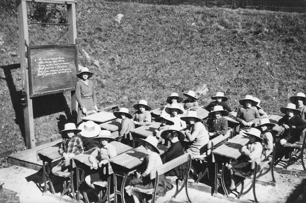 Por que fronte á Segunda Guerra Mundial moitos nenos estudaban no bosque 87185_8