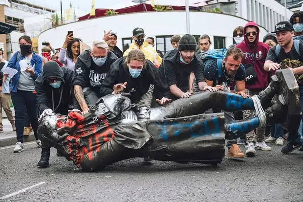 Fotoğraf №1 - Bankxi, BRISTOL'taki İşçiye Yıkılmış Anıtı iade etmek için esprili bir plan sundu