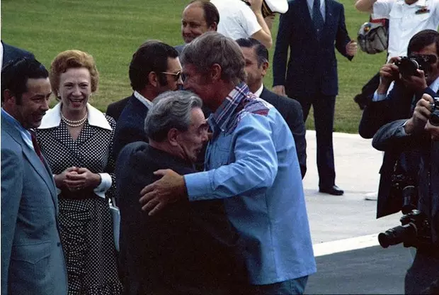 Foto №1 - ühe foto ajalugu: Brezhnev kallistab armastatud Ameerika näitleja, Cowboys mängides, juuni 1973