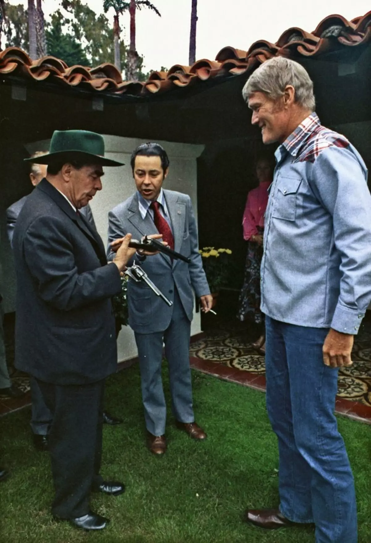 Pilt №2 - ühe foto ajalugu: Brezhnev kallistab armastatud Ameerika näitleja, mängides Cowboys, juuni 1973