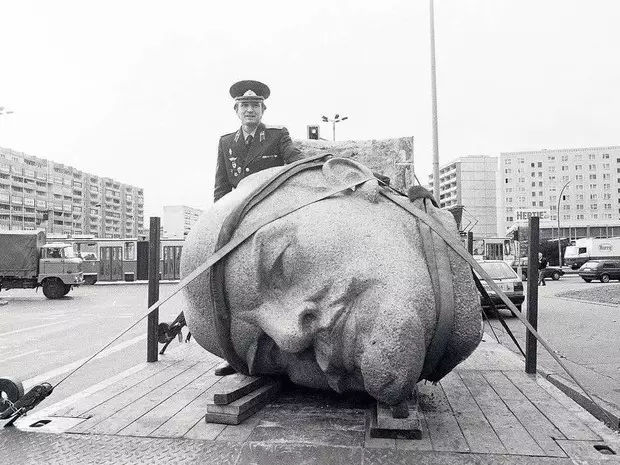 Lambar hoto 1 - Lenin da lizards. A Berlin, suna so su maido da adadi na wanda ya kirkiro na USSR