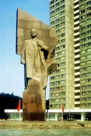 Lambar hoto 2 - Lenin da lizards. A Berlin, suna so su maido da adadi na wanda ya kirkiro na USSR