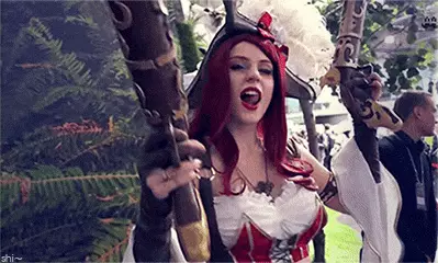 Foto №16 - Selecció pre-vacances de gifs de cosplayers bèl·lics sexuals