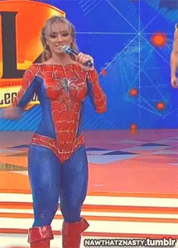 Foto №4 - Selecció pre-vacances de gifs de cosplayers bèl·lics sexuals